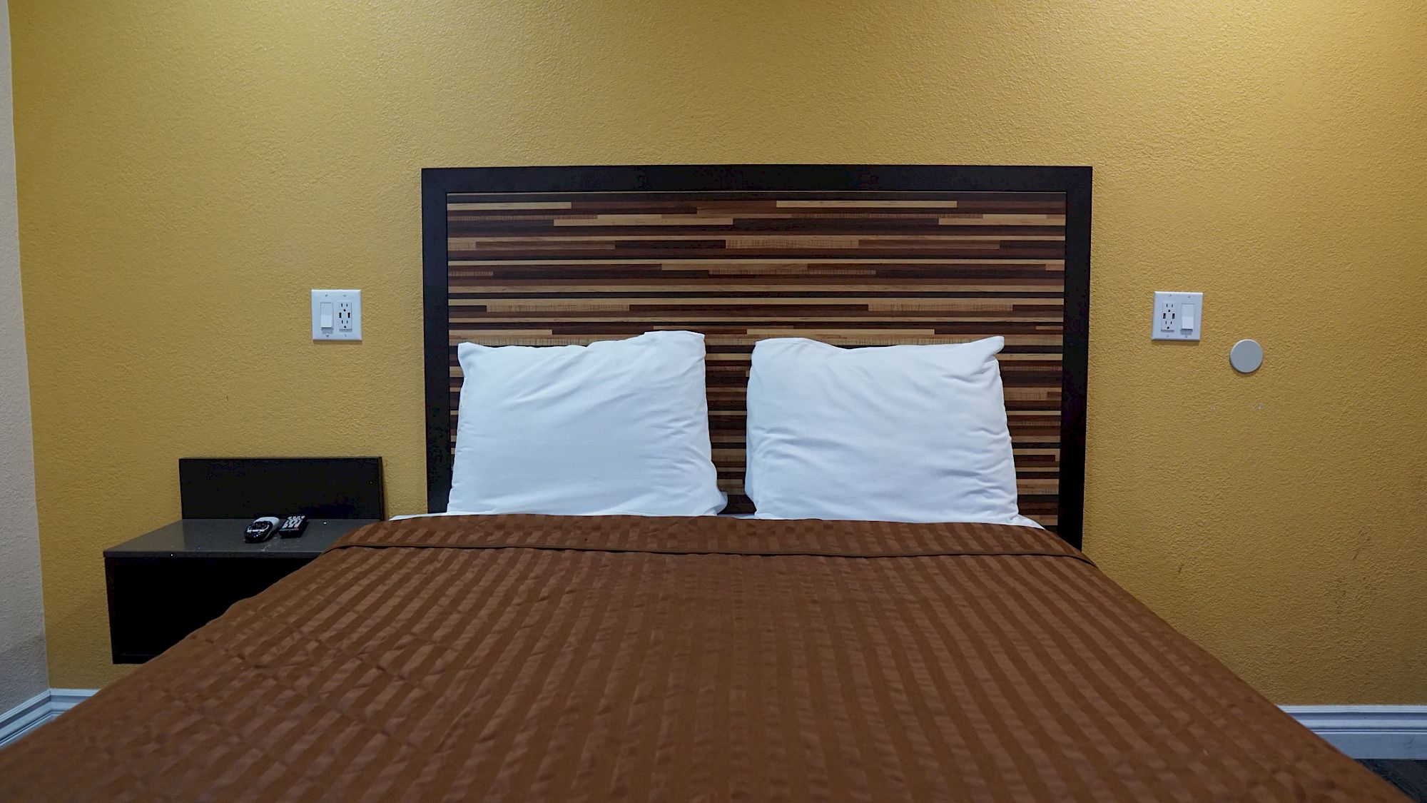Holly Crest Hotel a Hostel in Inglewood with very cheap rates