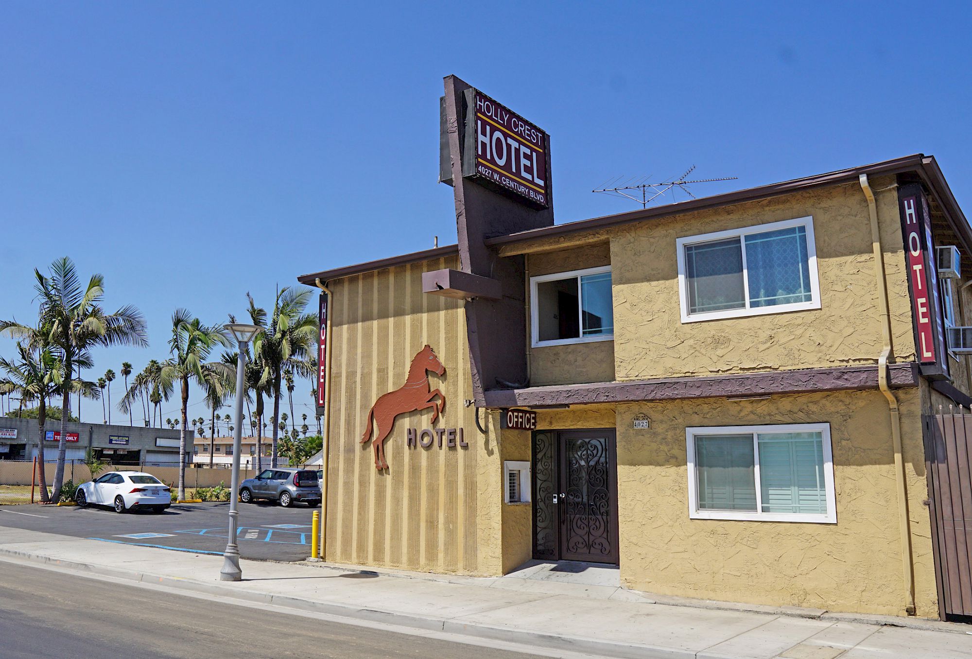Holly Crest Hotel a Hostel in Inglewood with very cheap rates