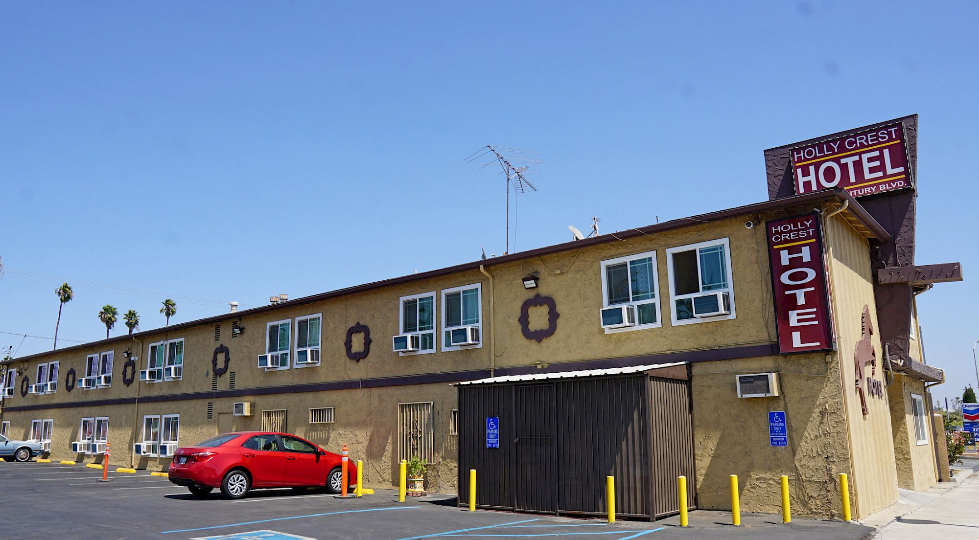 Holly Crest Hotel a Hostel in Inglewood with very cheap rates