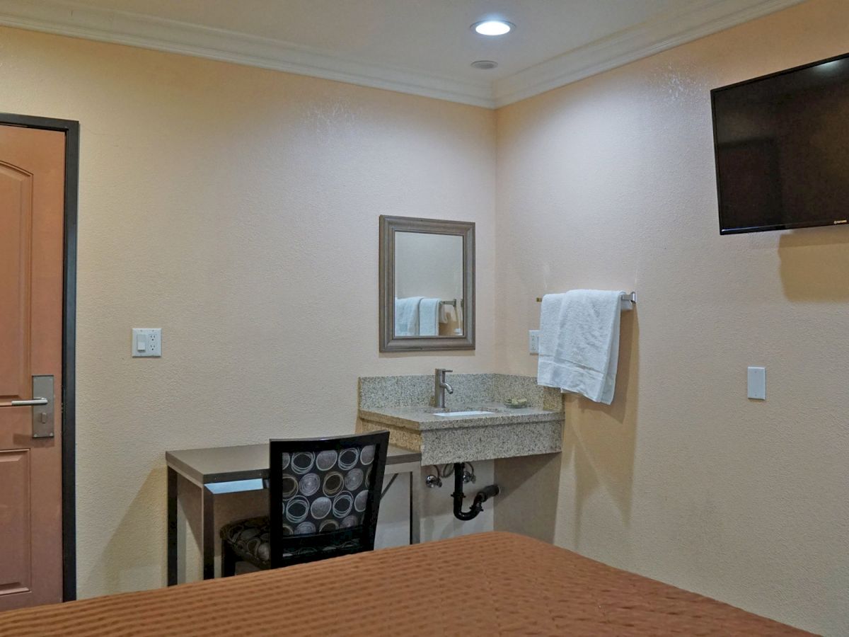 Holly Crest Hotel a Hostel in Inglewood with very cheap rates